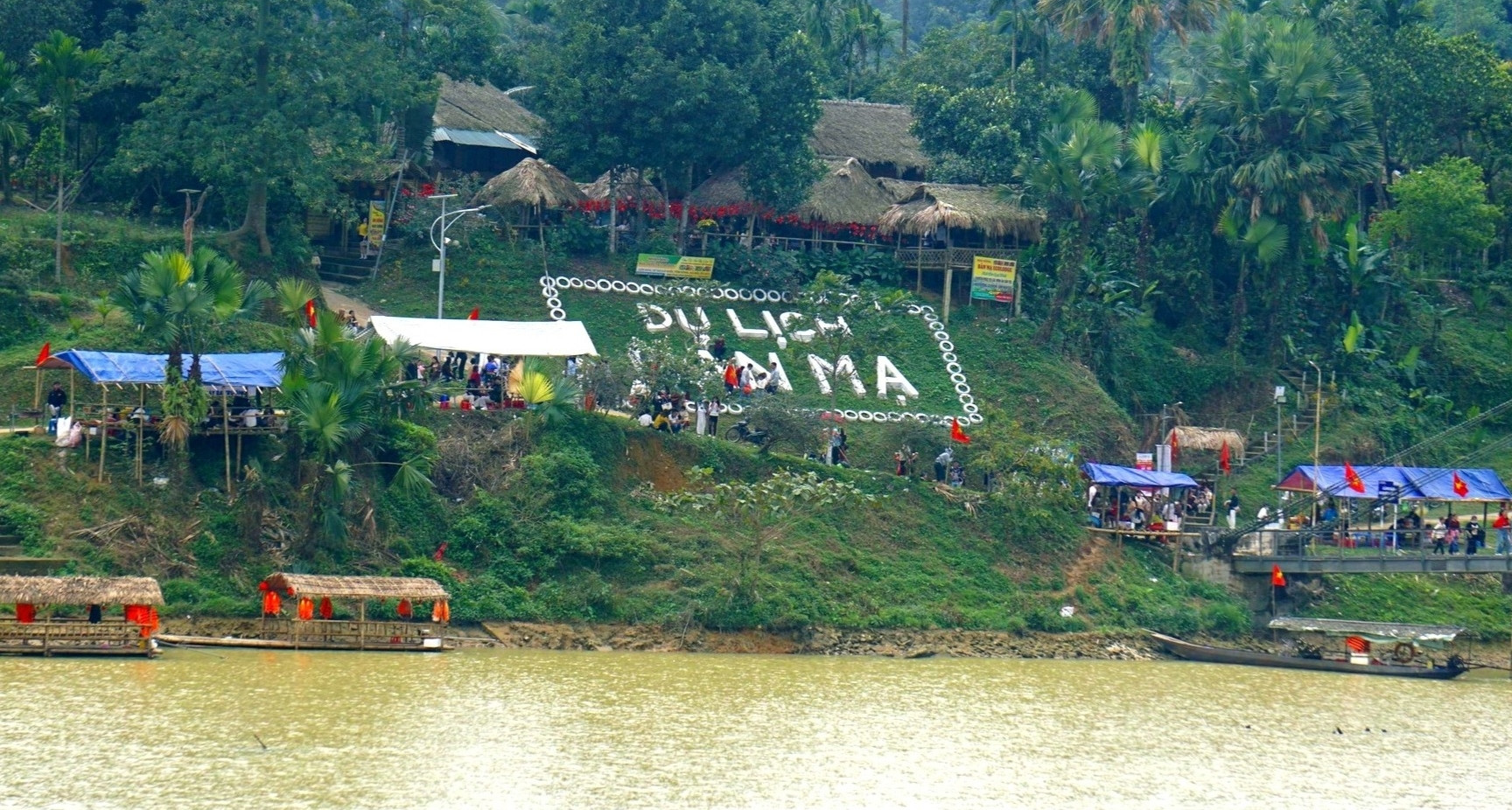 Tourists come to the Thai village on the Chu River to pick wild ...