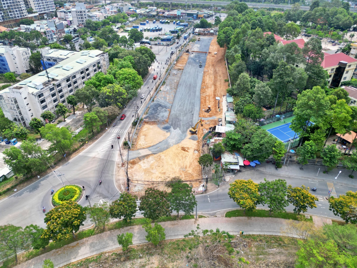 Cổng chính Đại học Quốc gia TP.HCM dang dở vì vướng mặt bằng
