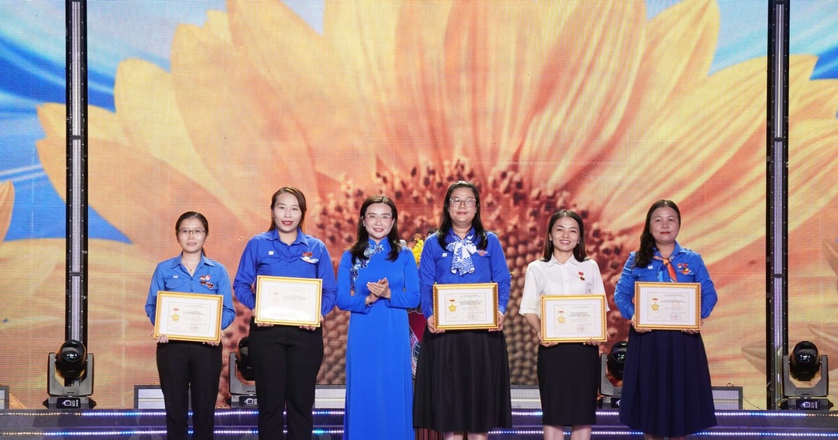 Ho Chi Minh City honors 9 outstanding models and initiatives at the Ho ...