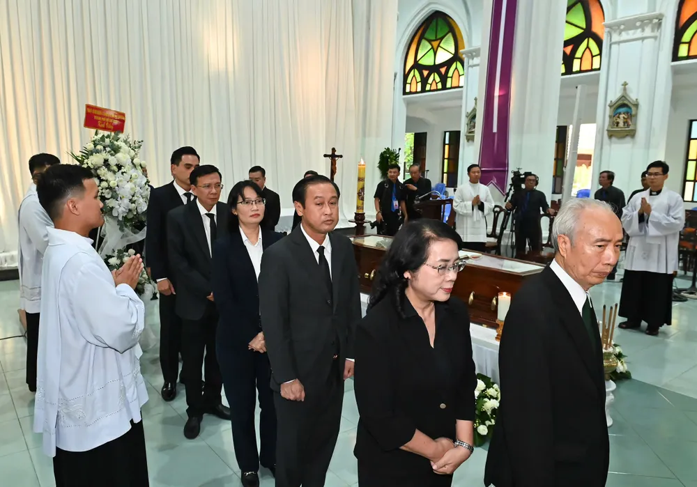 Les dirigeants de Hô Chi Minh-Ville rendent hommage au cardinal Jean ...