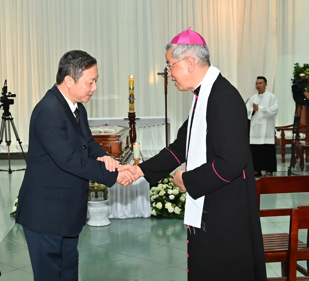 Les dirigeants de Hô Chi Minh-Ville rendent hommage au cardinal Jean ...