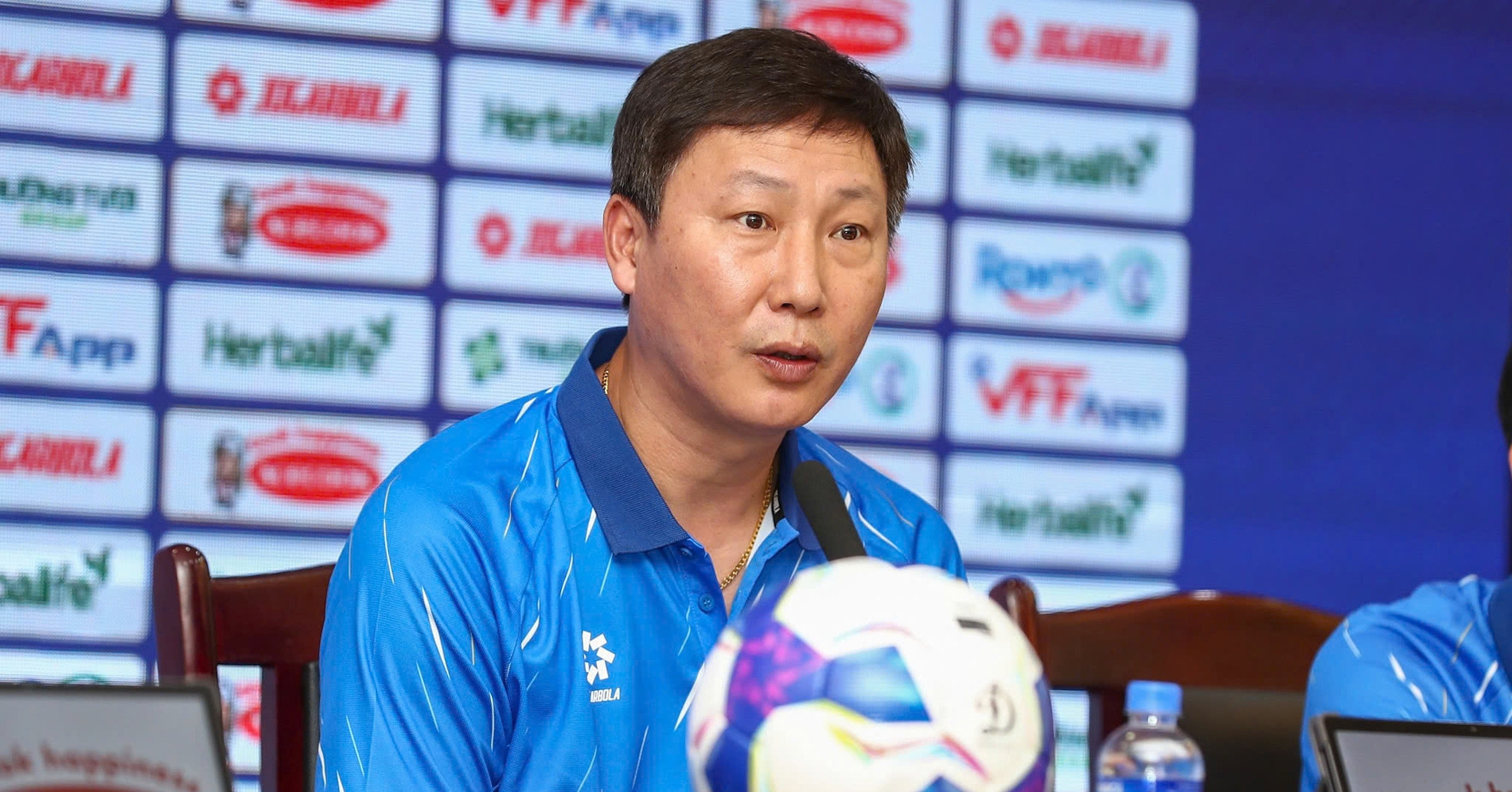 El entrenador Kim Sang Sik dijo algo especial sobre Hoang Hen y Xuan Son.