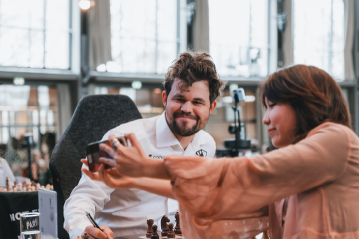 Sie bat darum, ein Selfie mit Magnus Carlsen machen zu dürfen, der ...