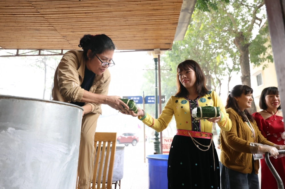 Making banh chung (traditional Vietnamese rice cakes) for Tet: An ...