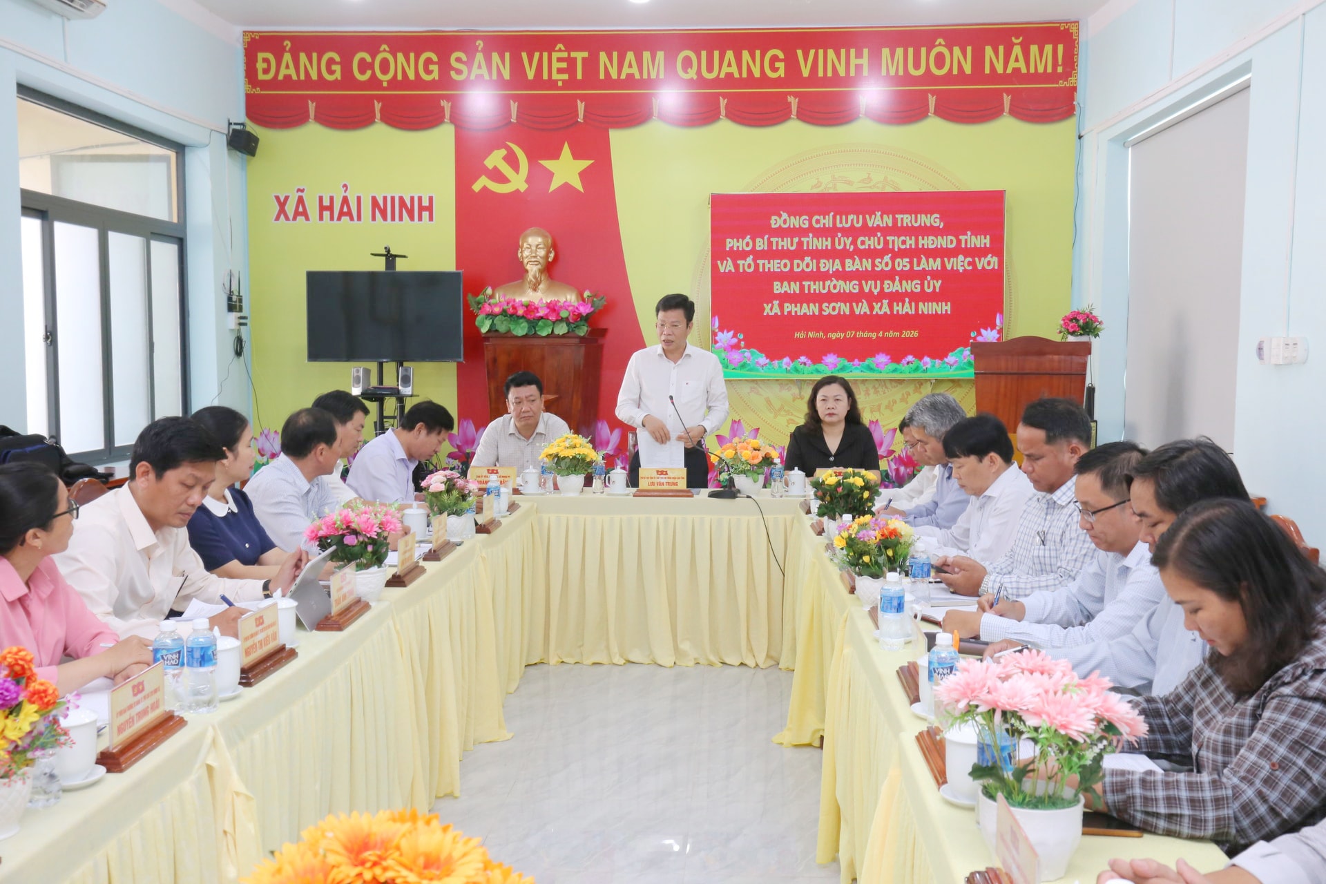 Chairman of the Lam Dong Provincial People's Council, Luu Van Trung ...