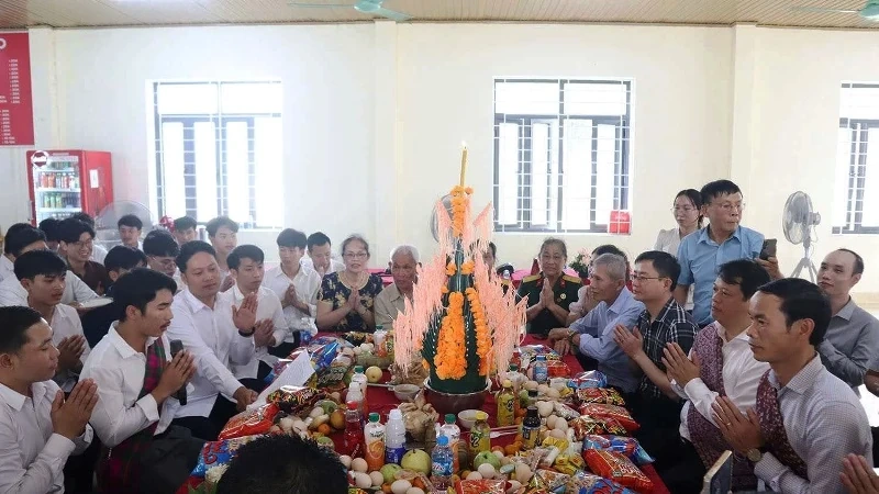 Lao students celebrate the traditional Bunpimay New Year at Hong Duc ...