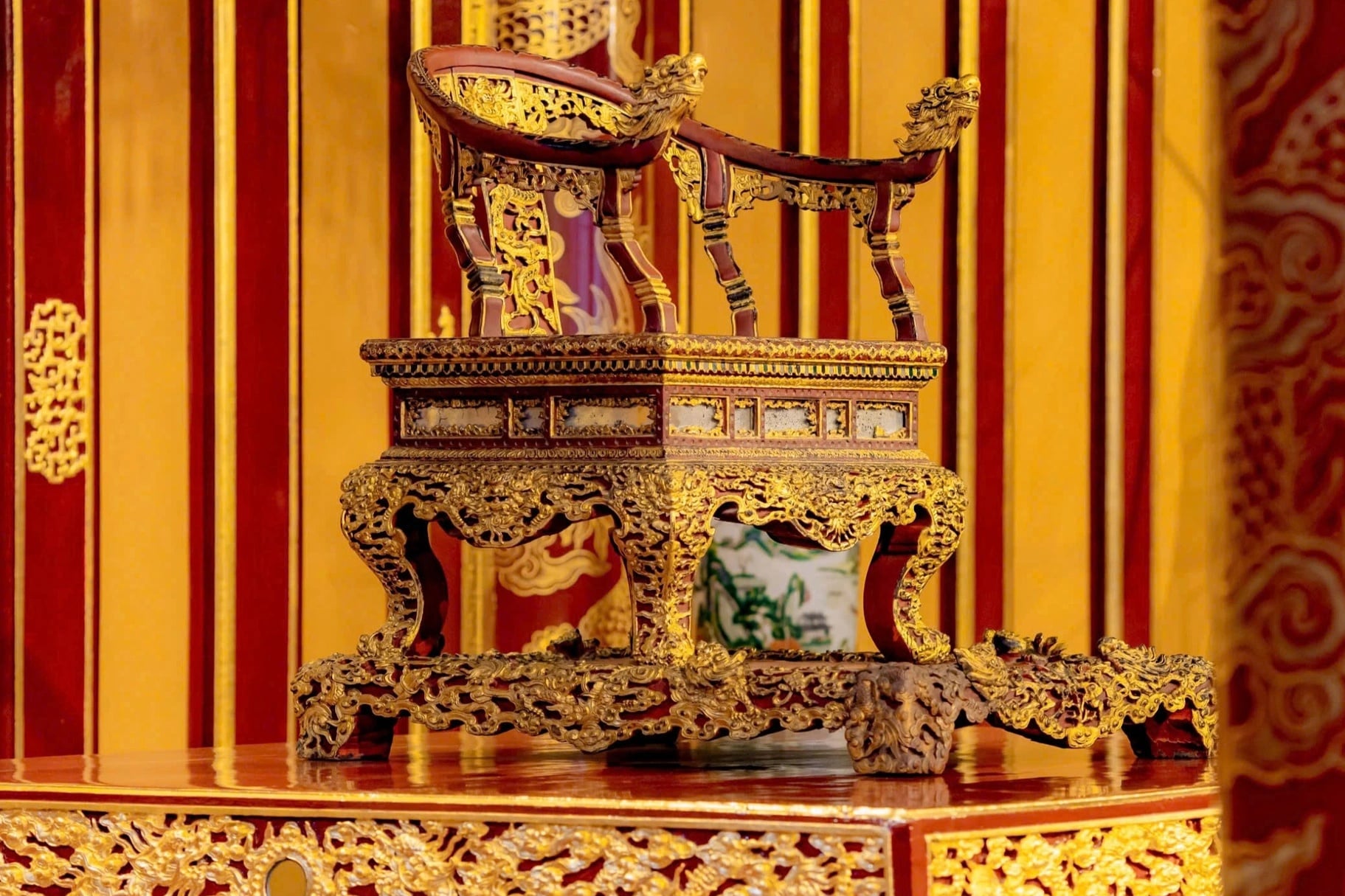 Hoàn thành phục chế ngai vàng triều Nguyễn sau một năm bị phá hoại