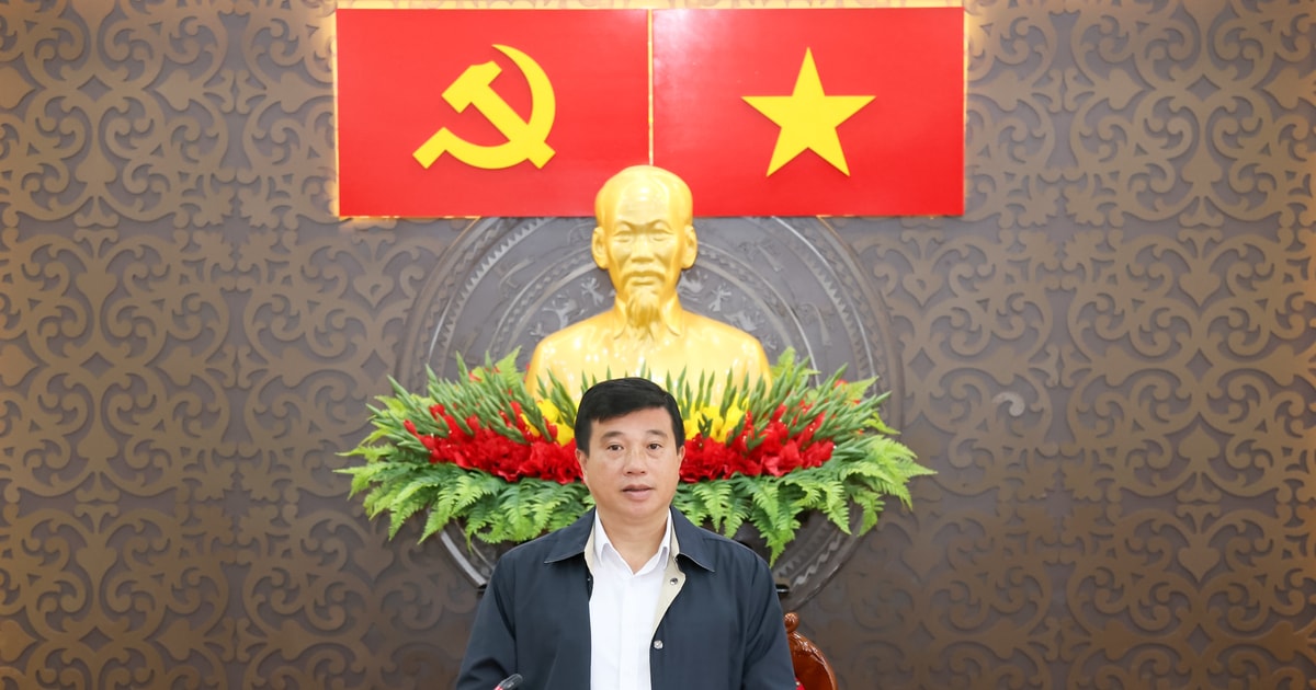 Lam Dong Provincial Party Secretary Y Thanh Ha Nie Kdam works with the ...