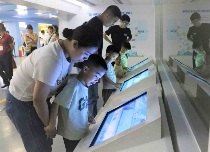 Teaching children how to use the metro from... the museum.