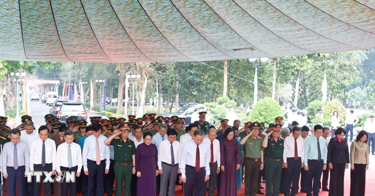 Sekretaris Jenderal dan Presiden To Lam mempersembahkan dupa di ...