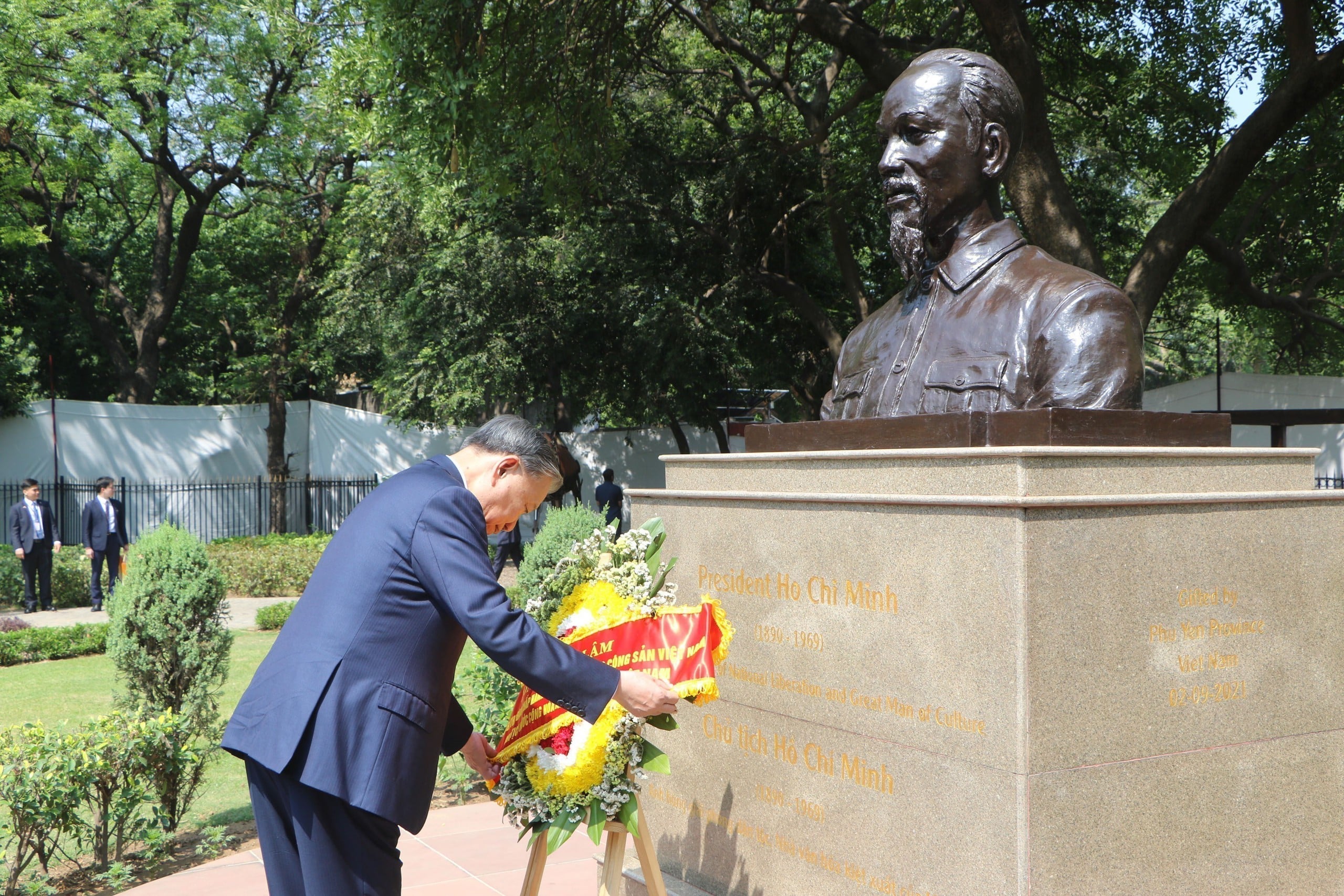 The General Secretary and President laid a wreath at the statue of ...
