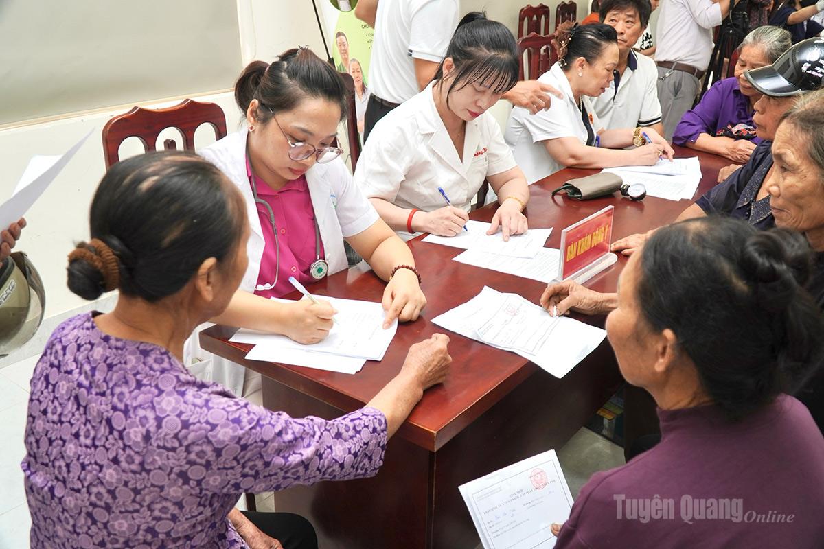 250 người khuyết tật xã Tân Long tham gia khám bệnh, cấp thuốc miễn phí