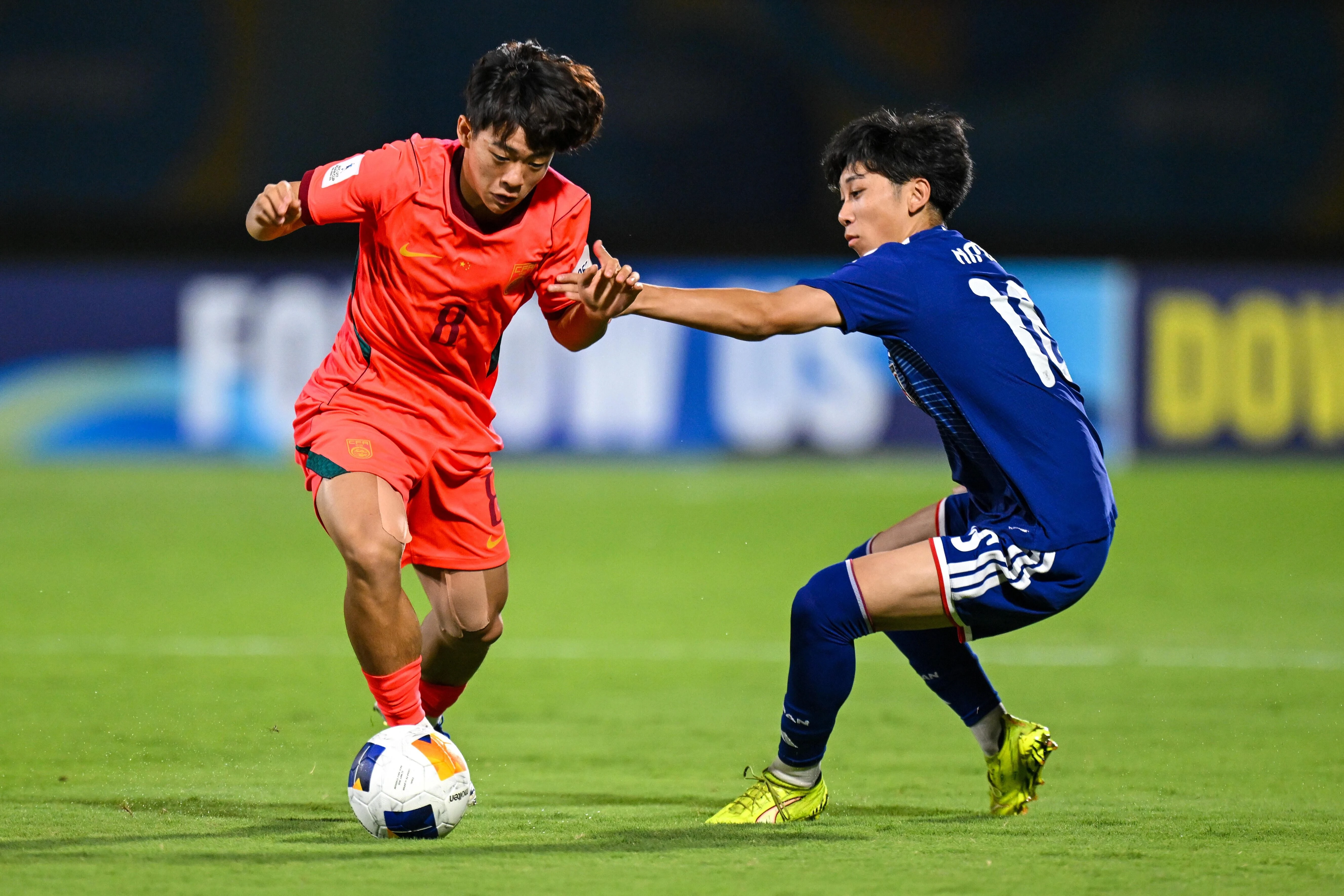 일본 U17 대표팀이 중국 U17 대표팀과의 극적인 승리 끝에 통산 5번째 아시아 선수권 대회 우승을 차지했습니다.
