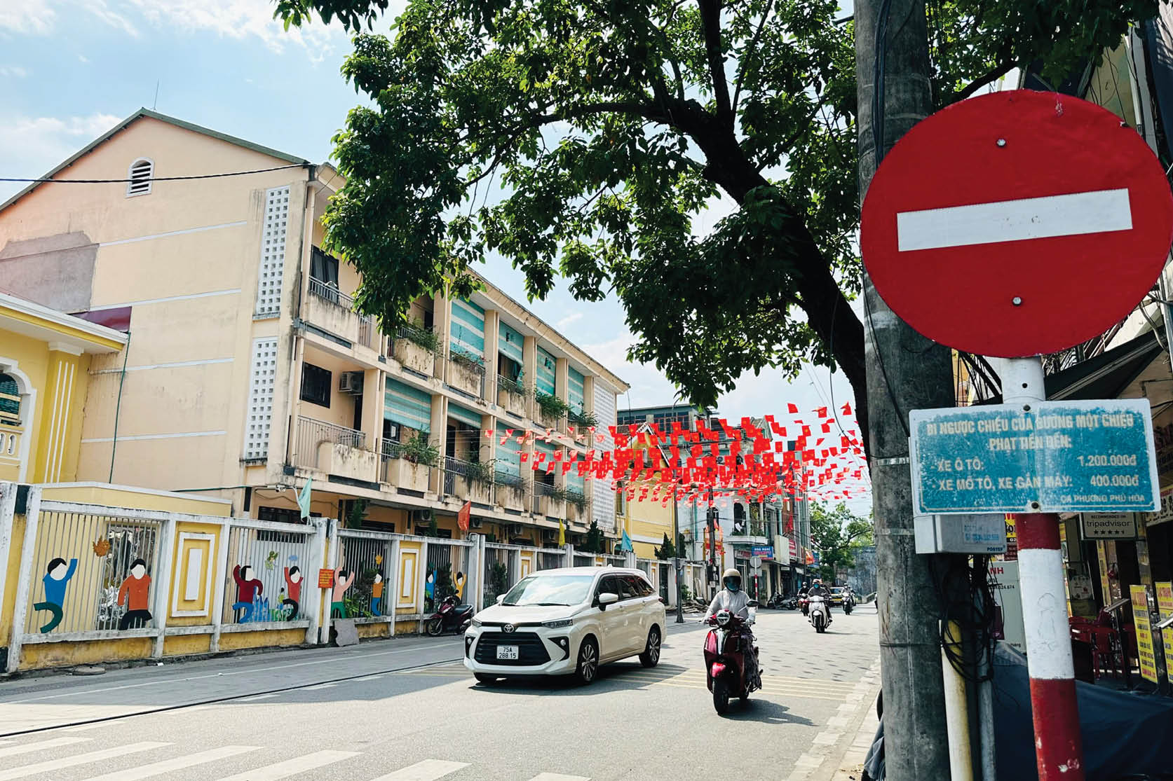 Review traffic signs in the Hue Citadel area.