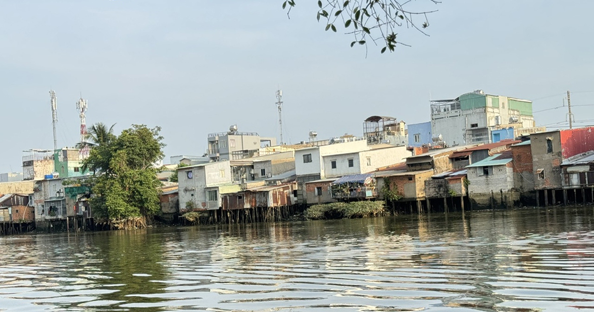 Dồn sức di dời nhà trên và ven kênh rạch