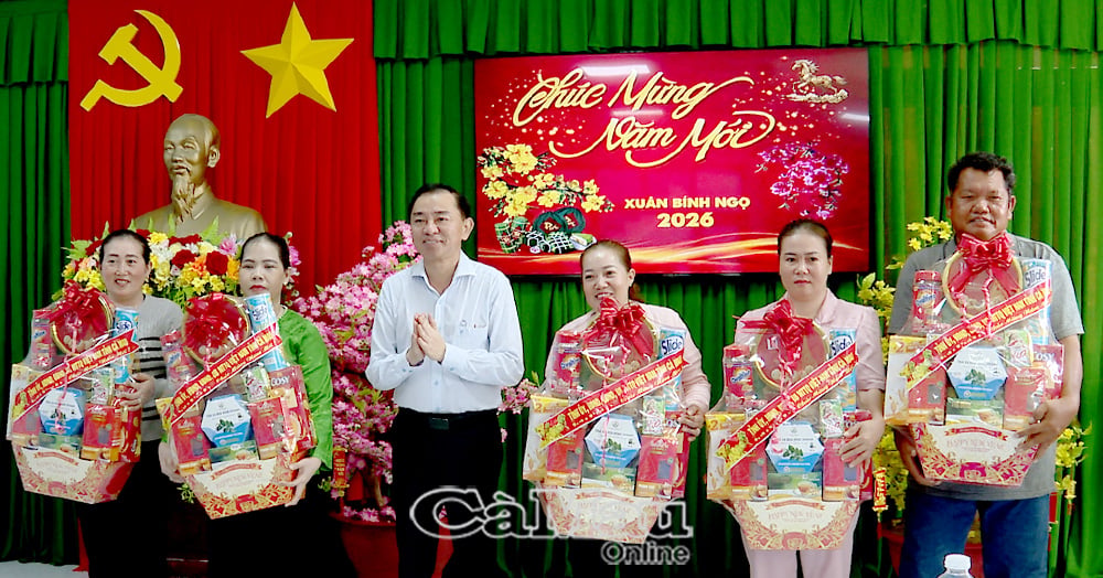 Hòn Chuối vững vàng nơi đầu sóng