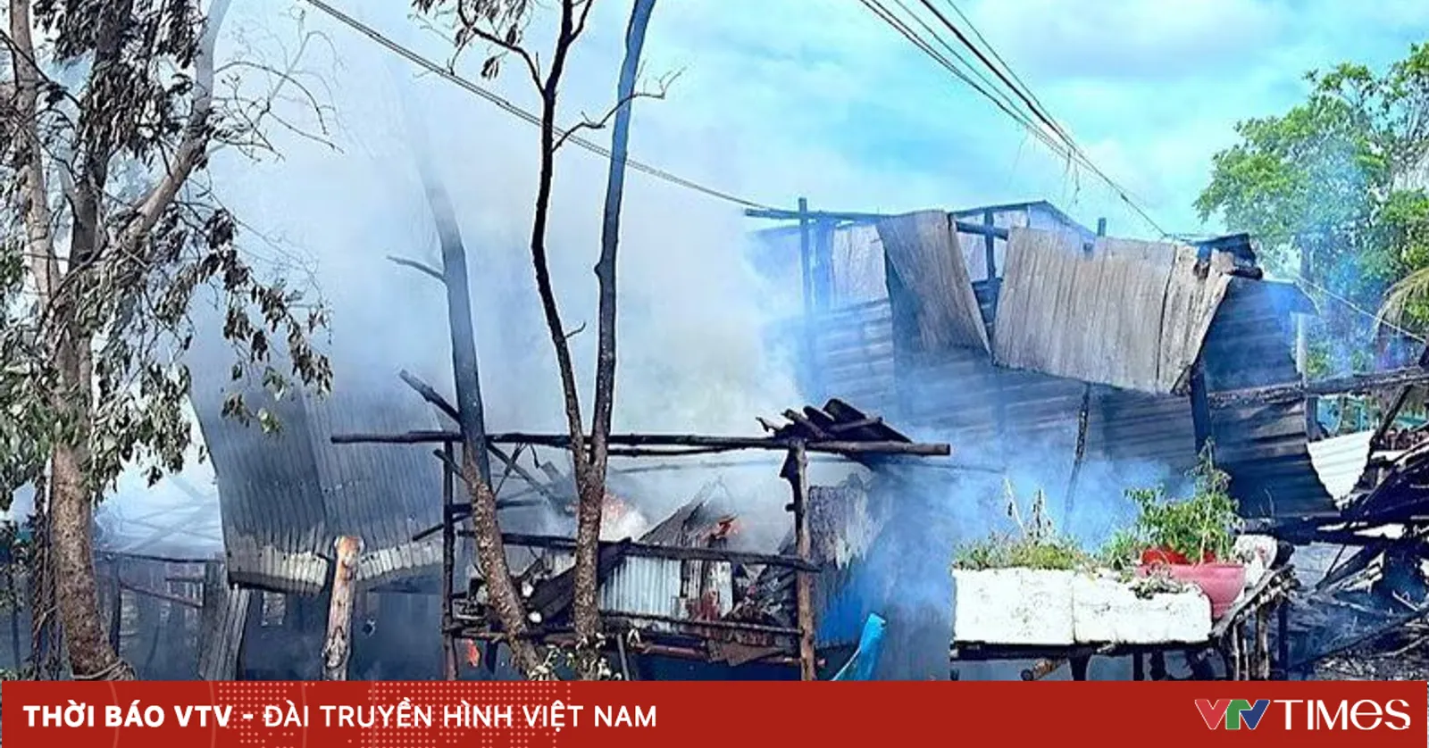 Las autoridades coordinaron esfuerzos para extinguir un incendio que ...