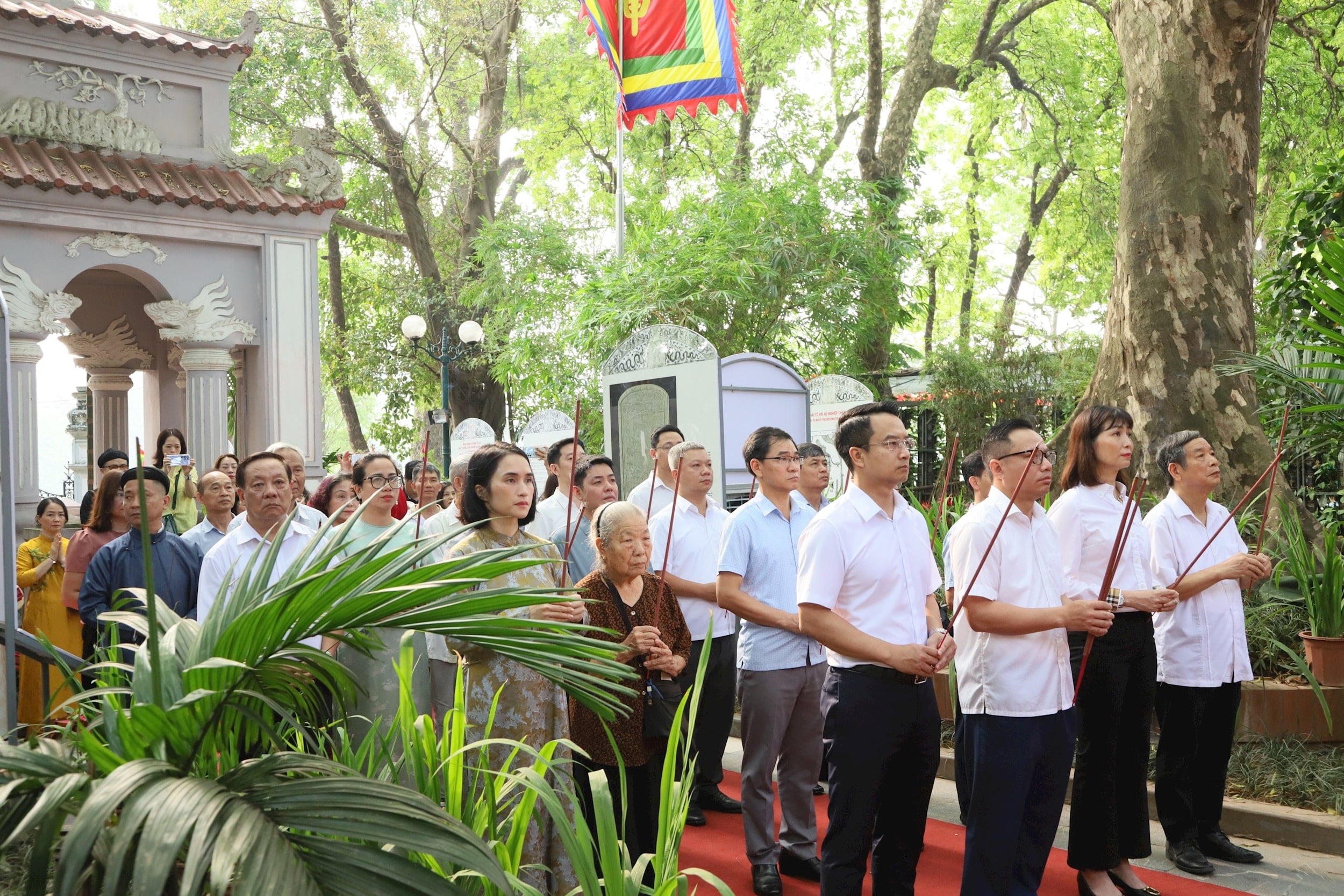 Phường Hoàn Kiếm: Dâng hương kỷ niệm 598 năm ngày Vua Lê Thái Tổ đăng quang