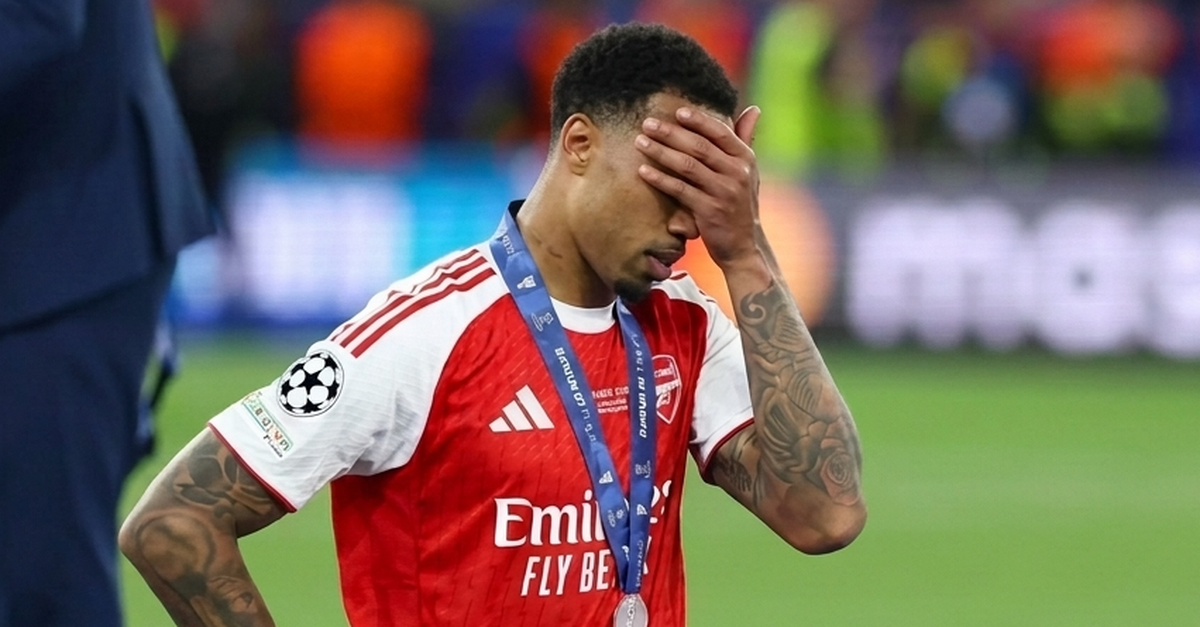 Gabriel xin đá quả phạt đền cuối cùng của Arsenal nhưng đá hỏng