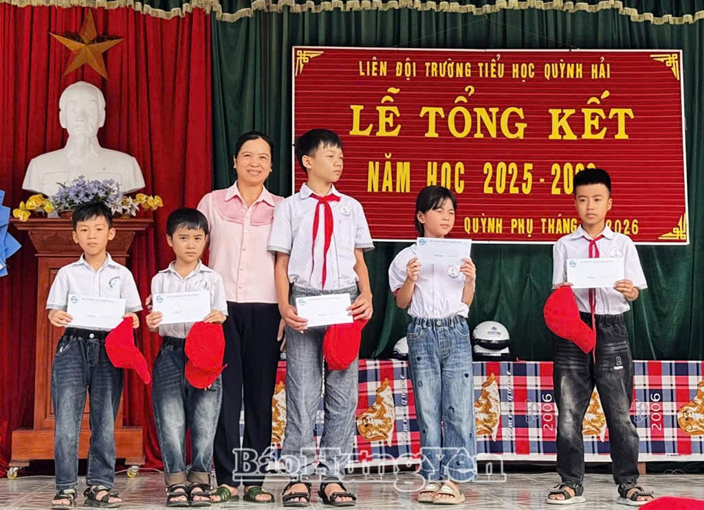 Trao 75 suất quà cho học sinh các trường học xã Quỳnh Phụ