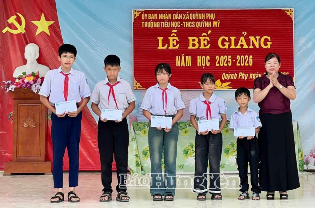 Trao 75 suất quà cho học sinh các trường học xã Quỳnh Phụ