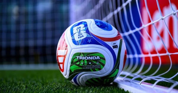 Die FIFA hat Sensorchips in die Schale des Trionda-Balls integriert, um ...