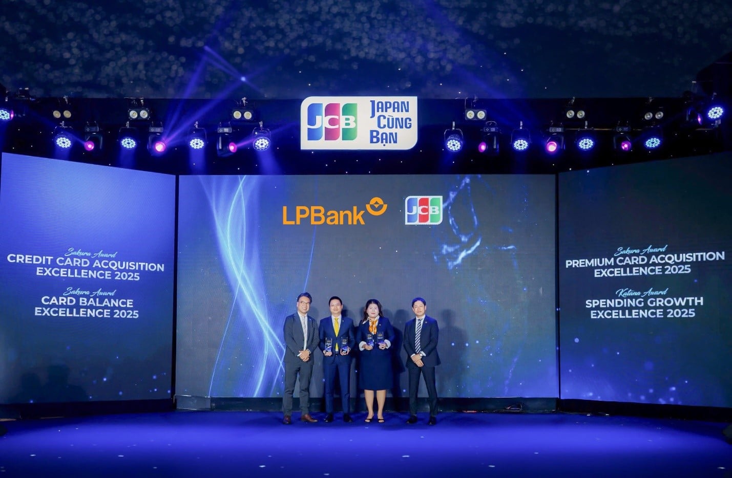 LPBank wins big with 4 awards from the International Card Organization JCB.