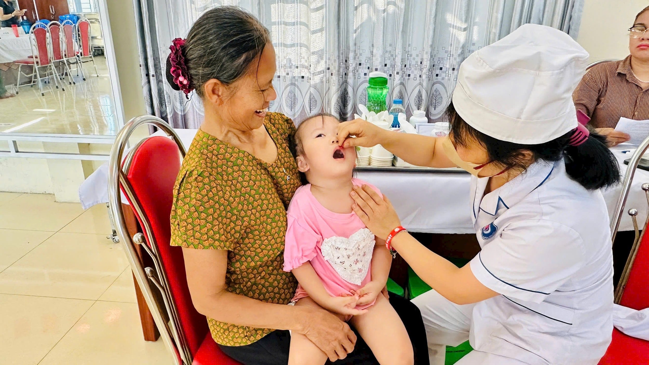 Hơn 1.100 trẻ ở Ứng Thiên được uống Vitamin A trong ngày 1-6