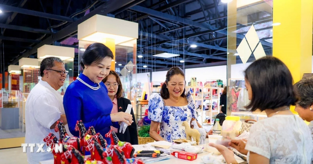 Phu nhân Tổng Bí thư, Chủ tịch nước Tô Lâm thăm trẻ em hoàn cảnh đặc ...
