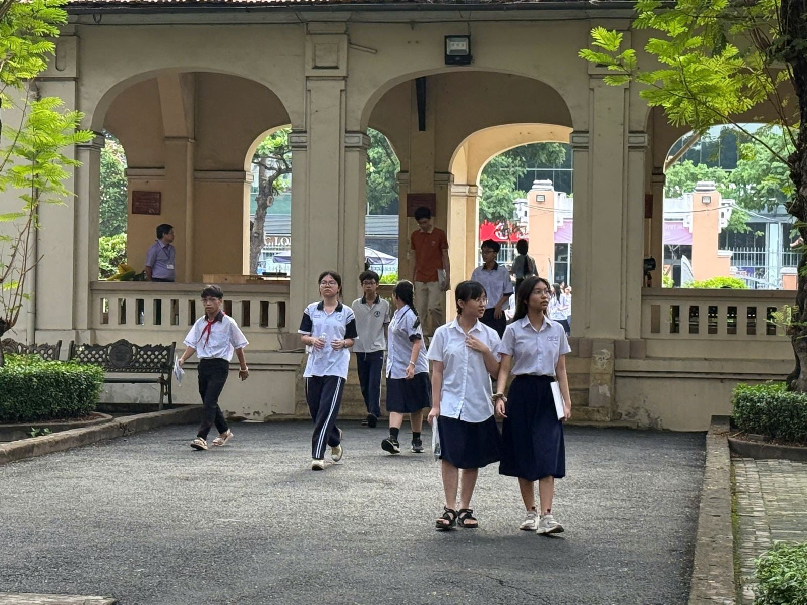 Thời tiết mát mẻ, thí sinh TP Hồ Chí Minh vui vẻ bước vào môn Toán