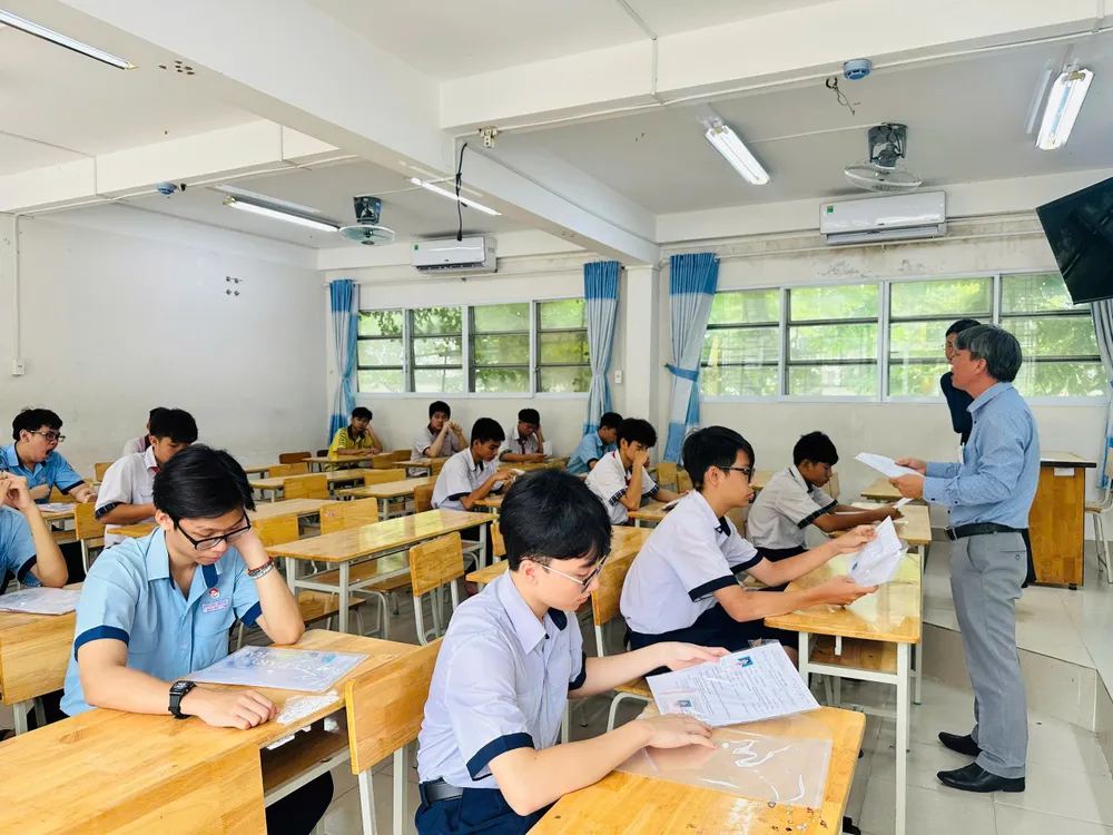 Teachers predict a slight increase in 10th-grade math exam scores.