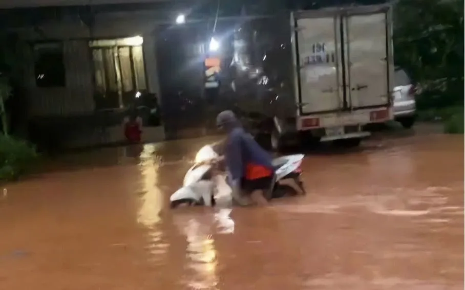 Mưa lớn kéo dài, Quốc lộ 55 ở Lâm Đồng chìm trong biển nước