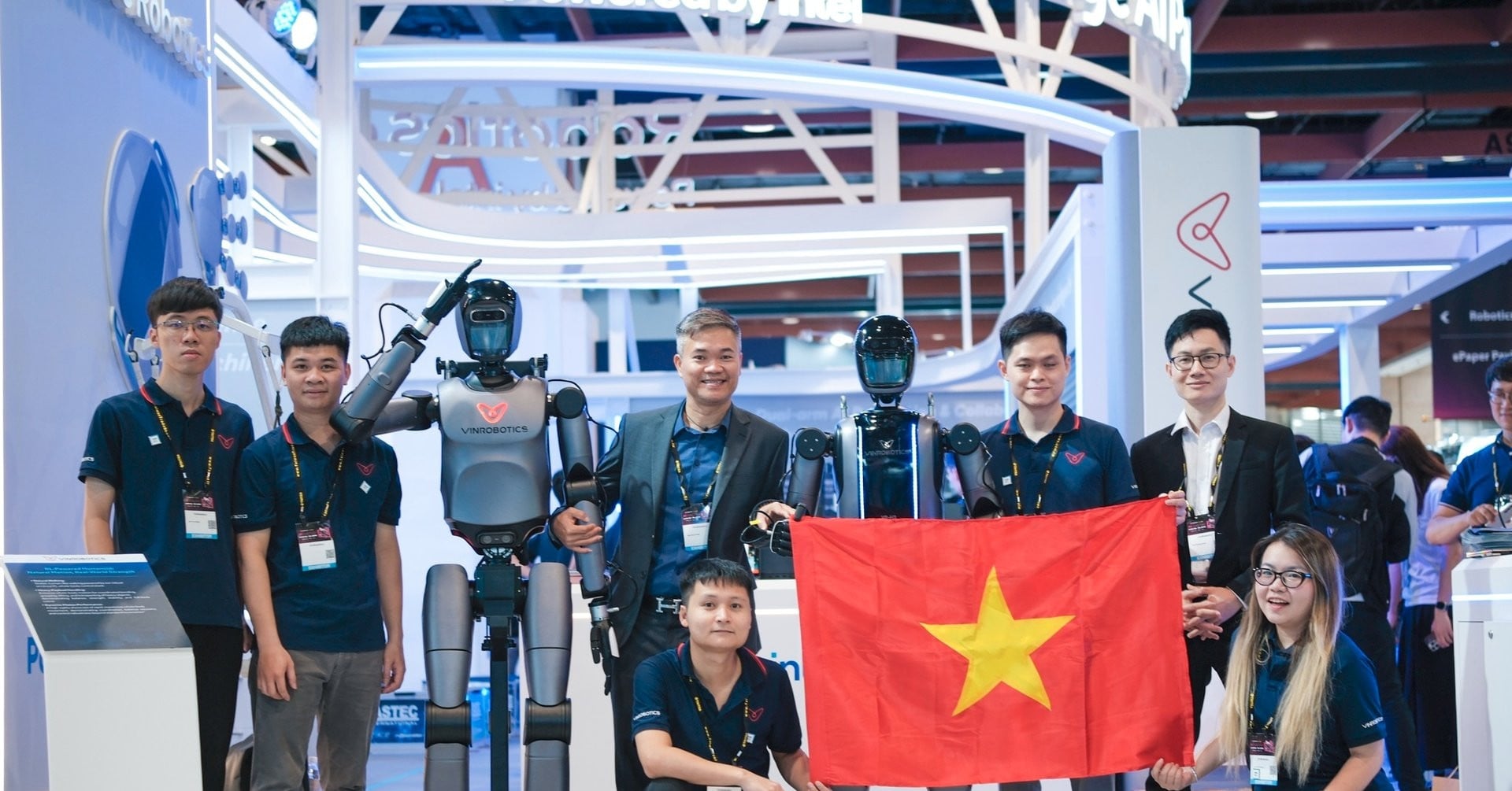 VinRobotics showcases its 'made in Vietnam' robot for the first time at ...
