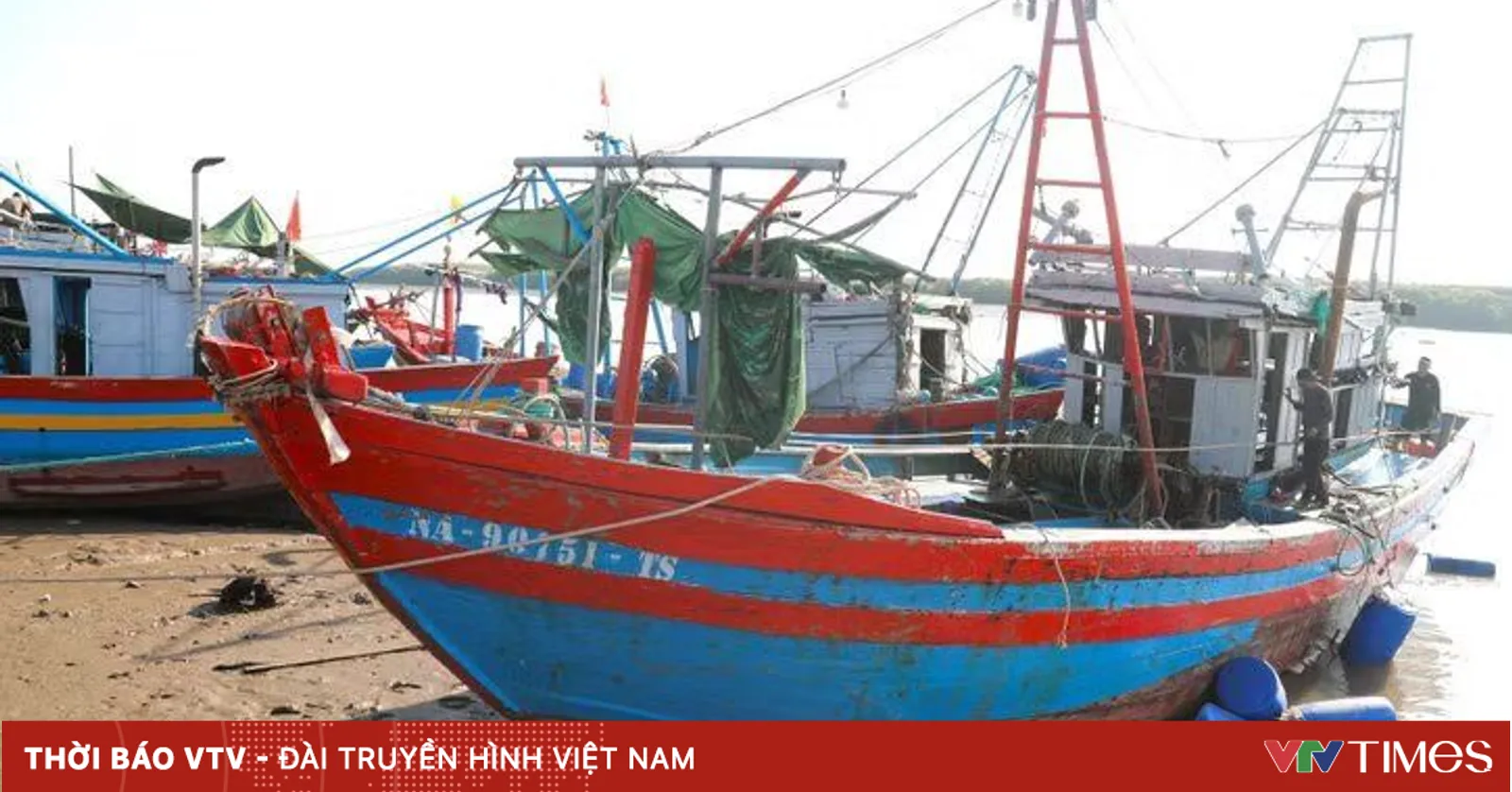 Cứu thành công tàu cá gặp nạn gần cửa biển ở Nghệ An