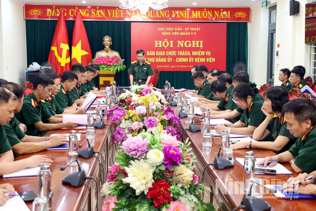 Bàn giao chức trách, nhiệm vụ Bí thư Đảng ủy, Chính ủy Bệnh viện Quân y 5