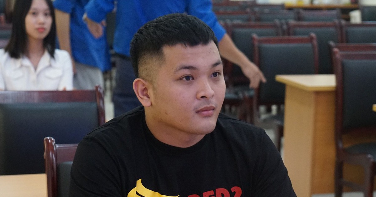 The young man talks about the moment he risked his life to grab a fire ...