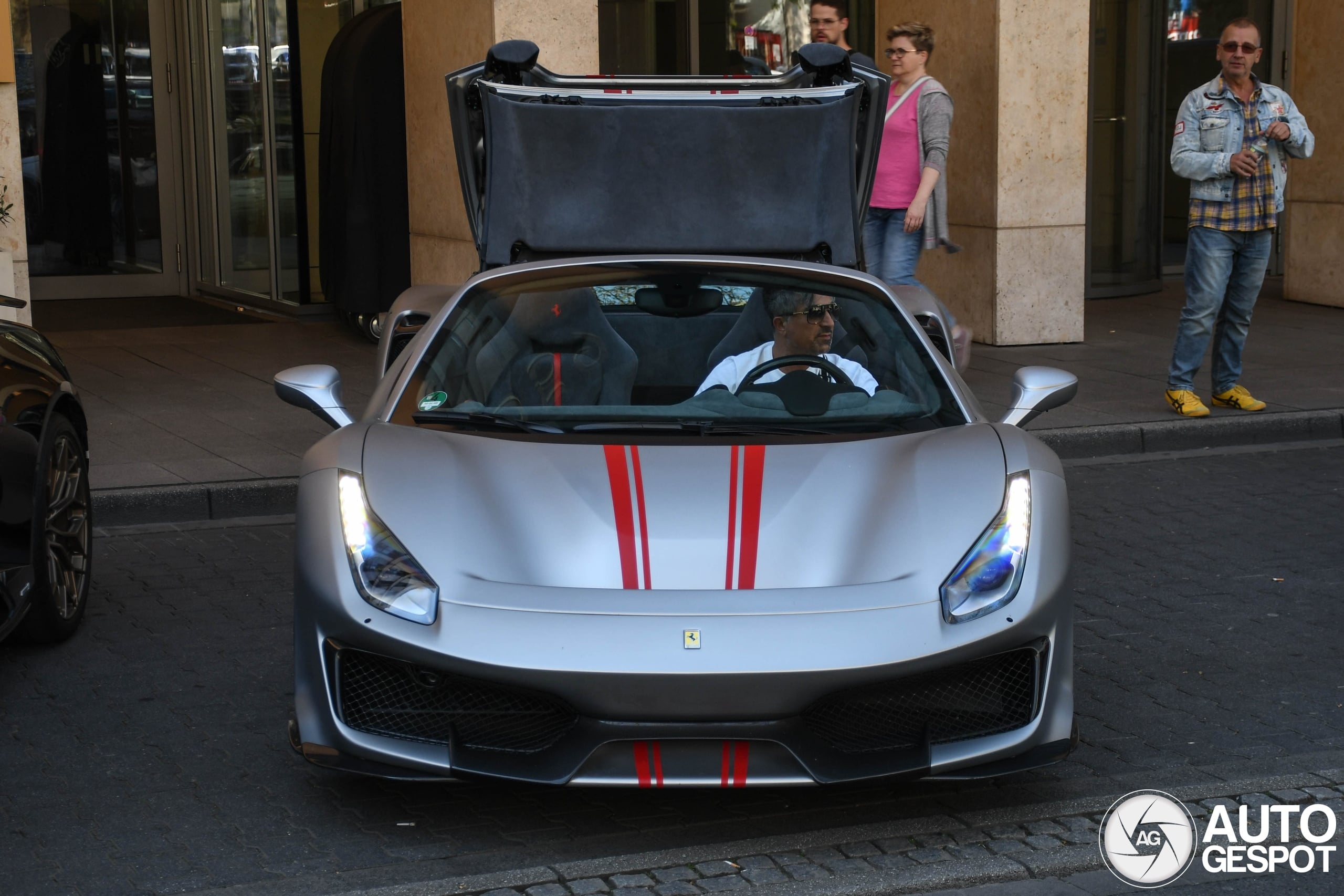 La supercar Ferrari 488 Pista Spider était criblée de balles.