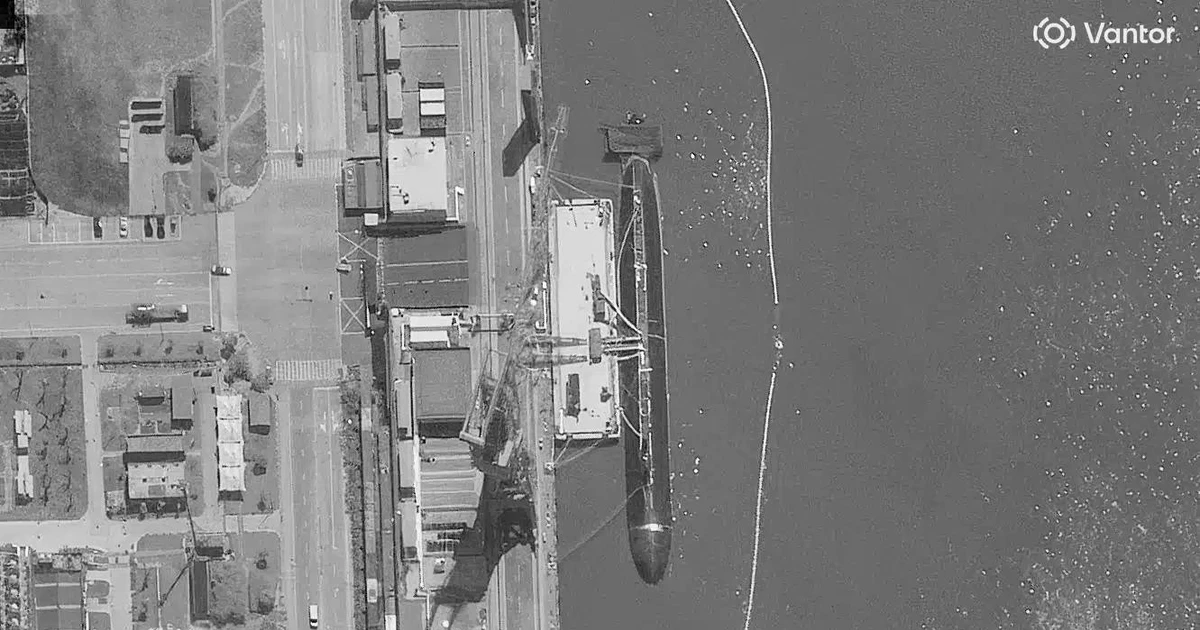 Satellite images reveal an unidentified Chinese submarine with an ...