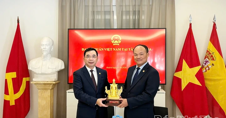 A delegation from Phu Tho province visited and worked with the ...
