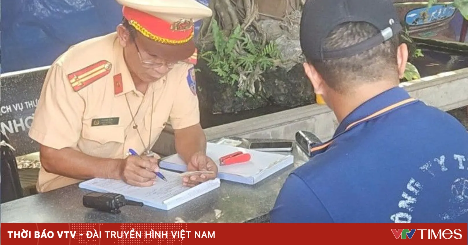 Xe ben làm rơi vãi đất đá trên Quốc lộ 1, tài xế bị xử phạt
