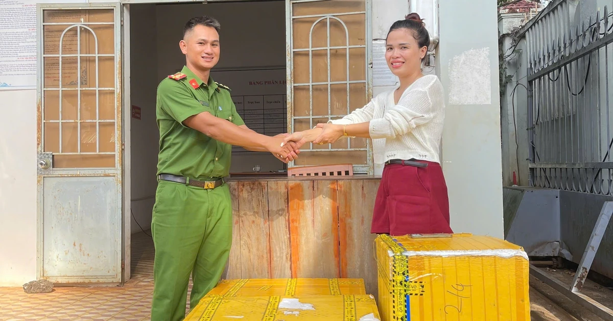 Công an xã Chư Sê bàn giao tài sản bị đánh rơi cho người dân