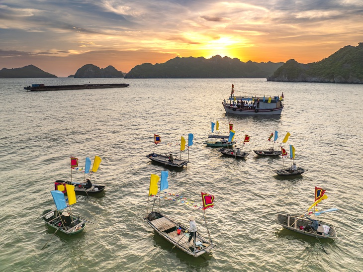 30,000 people flocked to the central bay to participate in the Cat Ba ...
