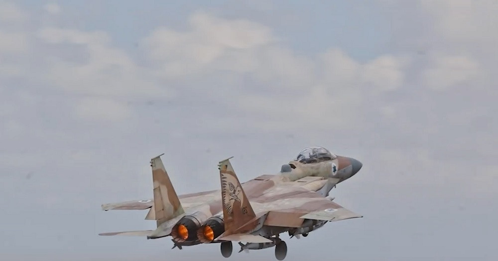 Israel greift eine Reihe militärischer Ziele auf iranischem Territorium an.