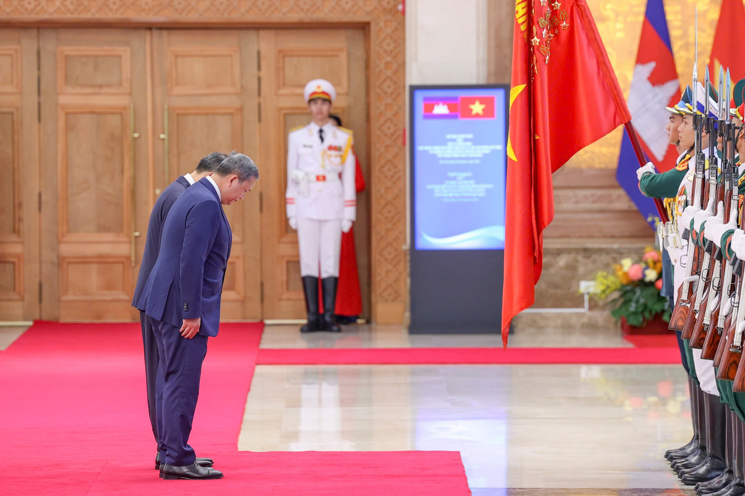 Prime Minister Le Minh Hung presided over the welcoming ceremony for ...