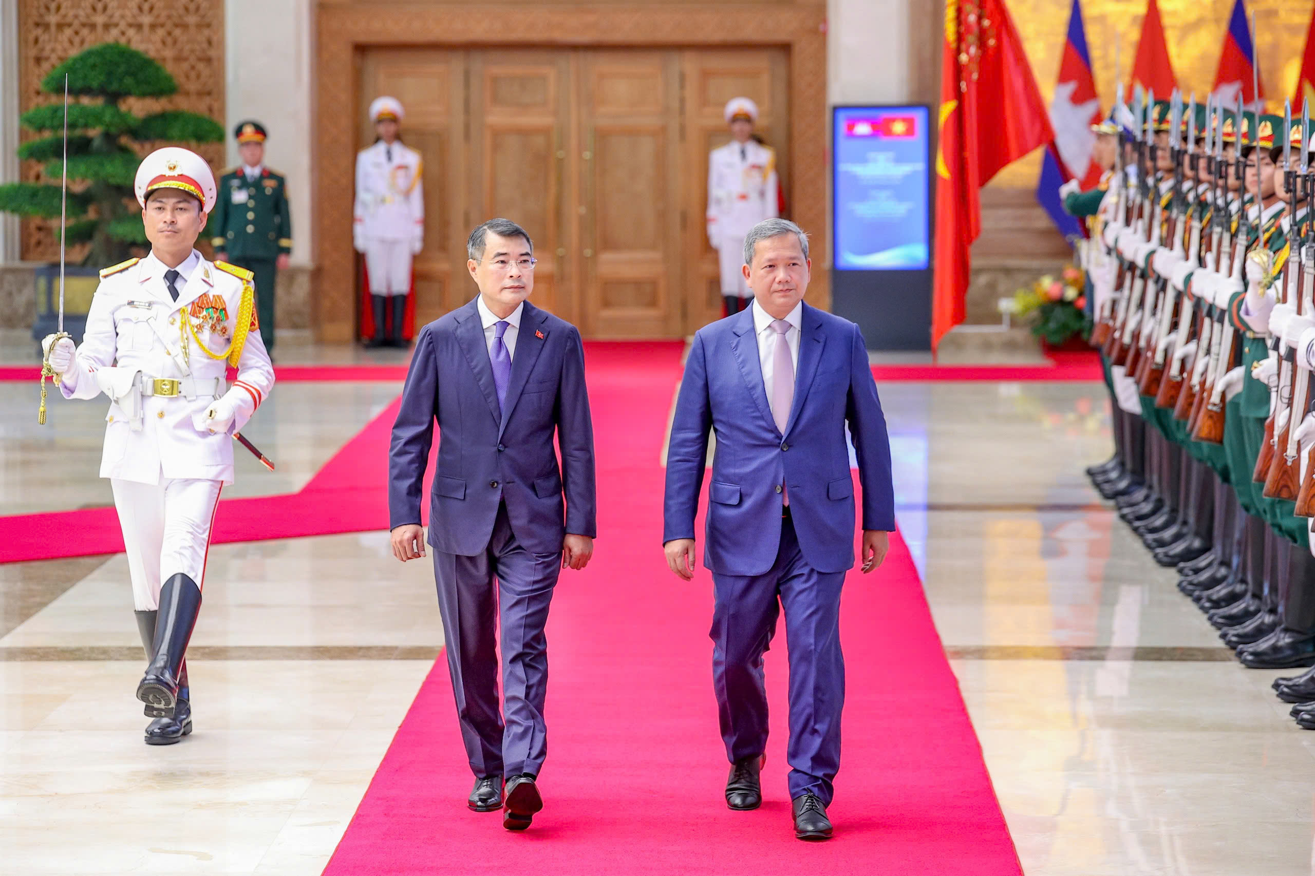 Prime Minister Le Minh Hung presided over the welcoming ceremony for ...