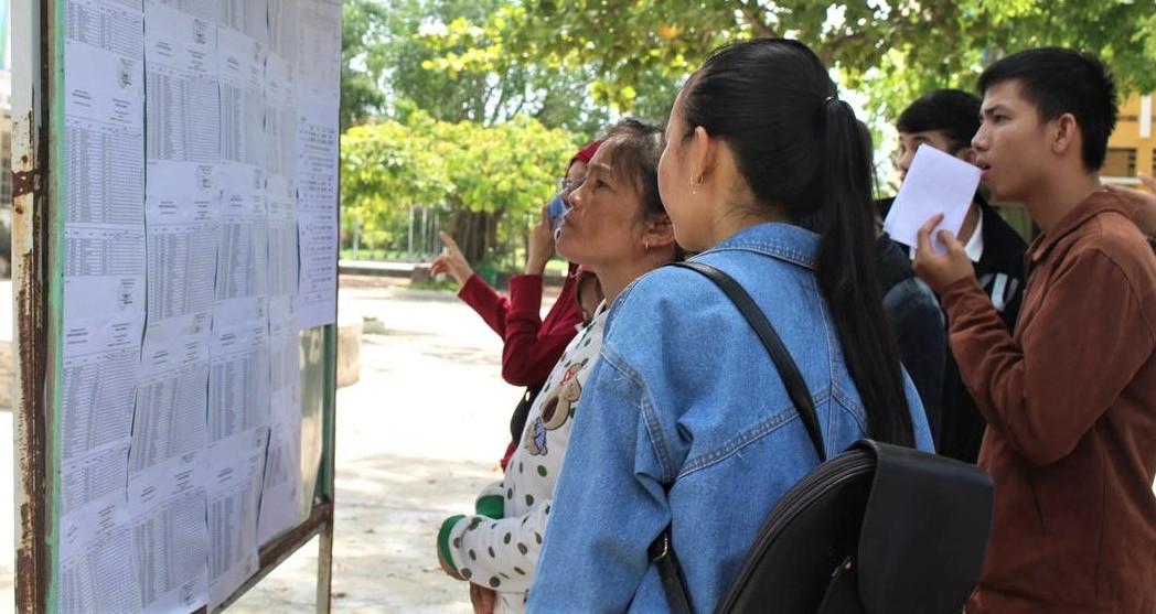 Many high schools in Da Nang have entrance exam scores for 10th grade ...