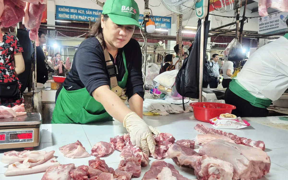 Thịt heo "tick xanh" bán tại chợ truyền thống