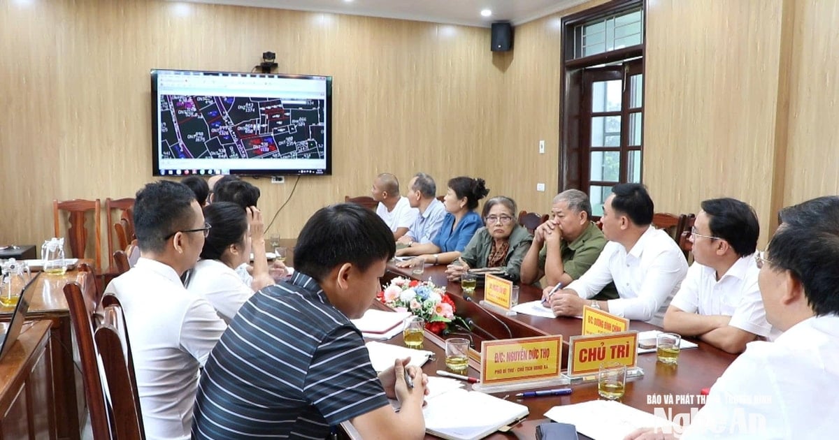 Stały wiceprzewodniczący Rady Ludowej prowincji Duong Dinh Chinh bierze ...
