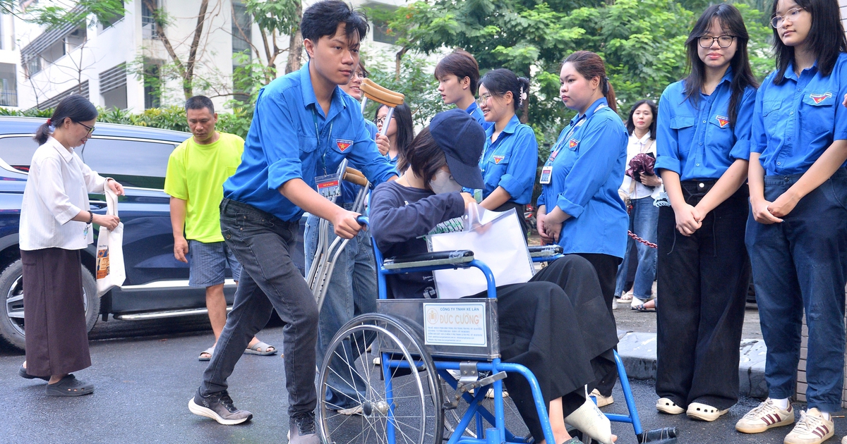 Hanoi female student enters high school graduation exam room in wheelchair.