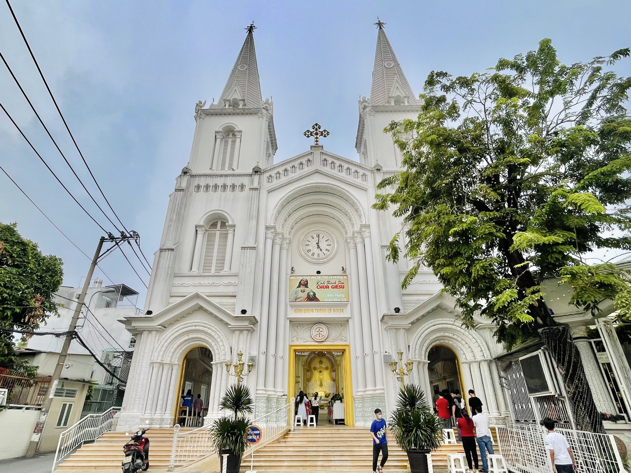 A unique church in Ho Chi Minh City resembling Notre Dame Cathedral.